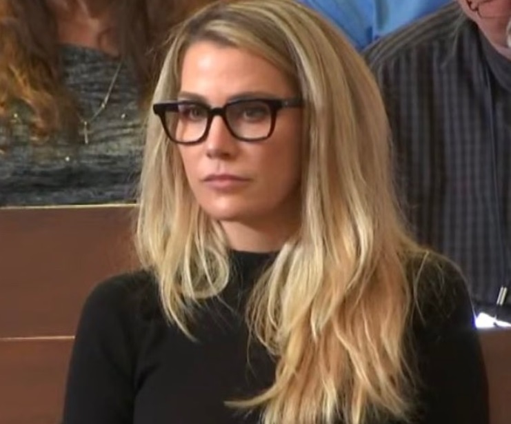 Photo Amber Heards Doctor Looks Exactly Like Margot Robbies 2658