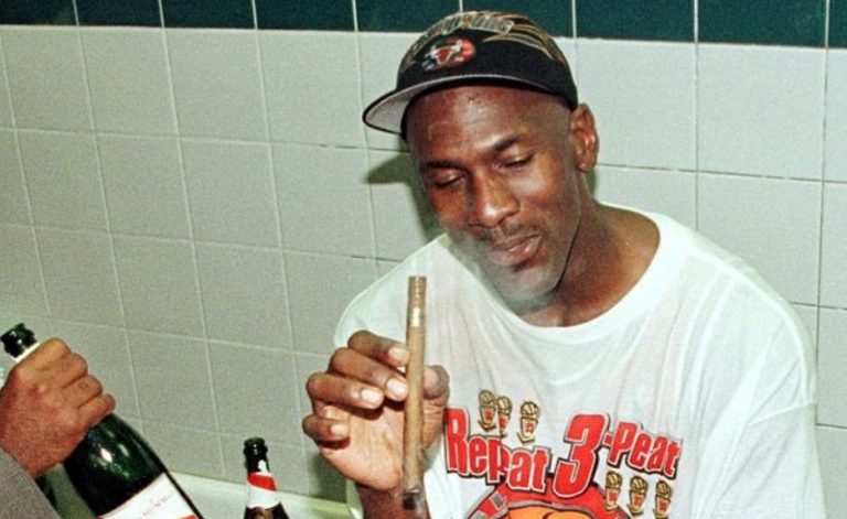 PHOTO Michael Jordan Smoking Huge Cigar In Bulls Locker Room After ...