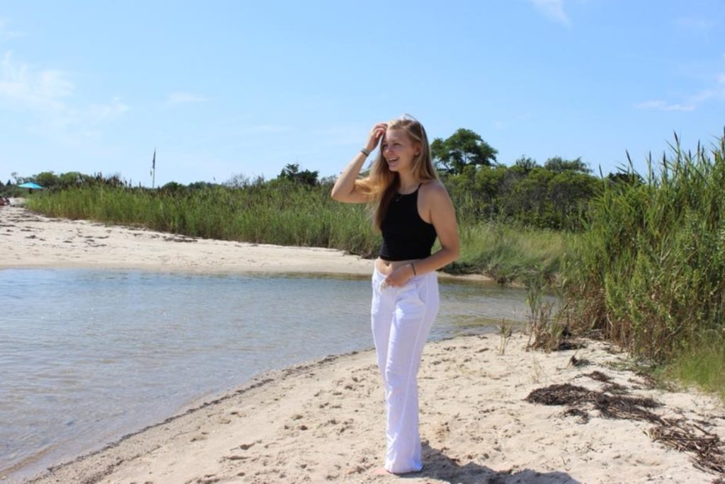 PHOTO Gabby Petito Showing Off Her Stomach On The Beach In Florida