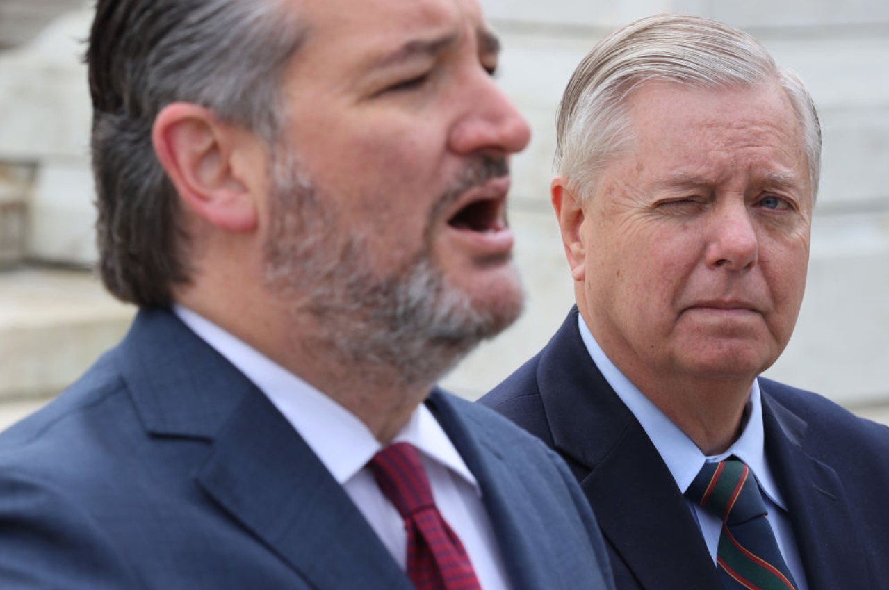 PHOTO Lindsey Graham Winking At Ted Cruz While He Makes A Ridiculous ...