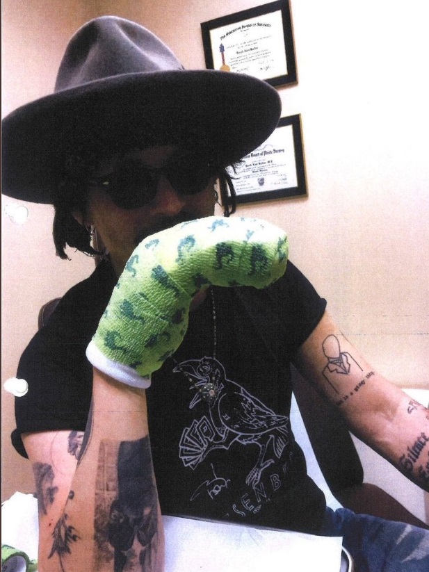 PHOTO Of Johnny Depp's Children's Dinosaur Pattern Cast During His ...