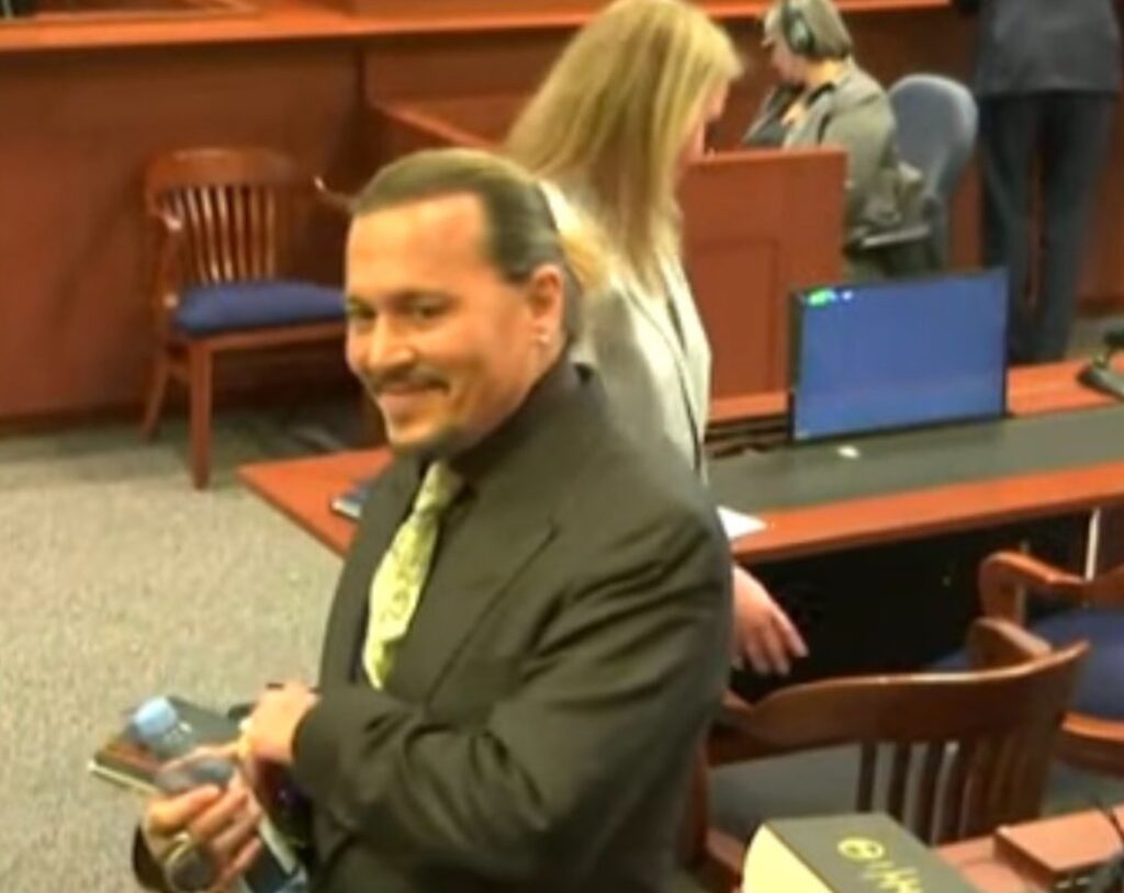 PHOTO You Can See The Pain In Johnny Depp's Eyes As He Gets Up To Stand ...