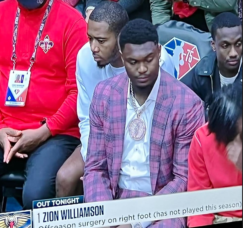 PHOTO Zion Williamson Was Wearing A Chain So Big On The Bench During ...