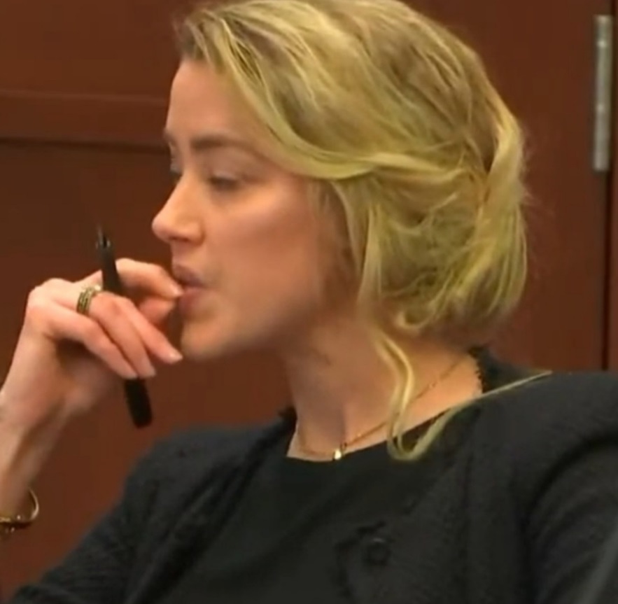 PHOTO Amber Heard Is Disgusting And Picks The Dry Skin Off Her Lips ...