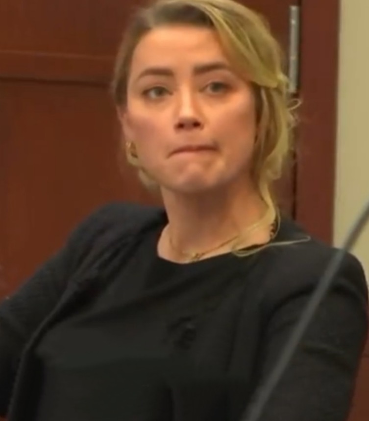 PHOTO Amber Heard Is Disgusting And Picks The Dry Skin Off Her Lips ...