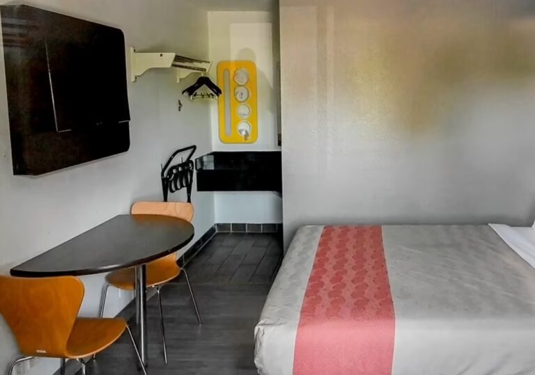 PHOTO Inside Motel Room On First Floor Where Vicky And Casey White ...