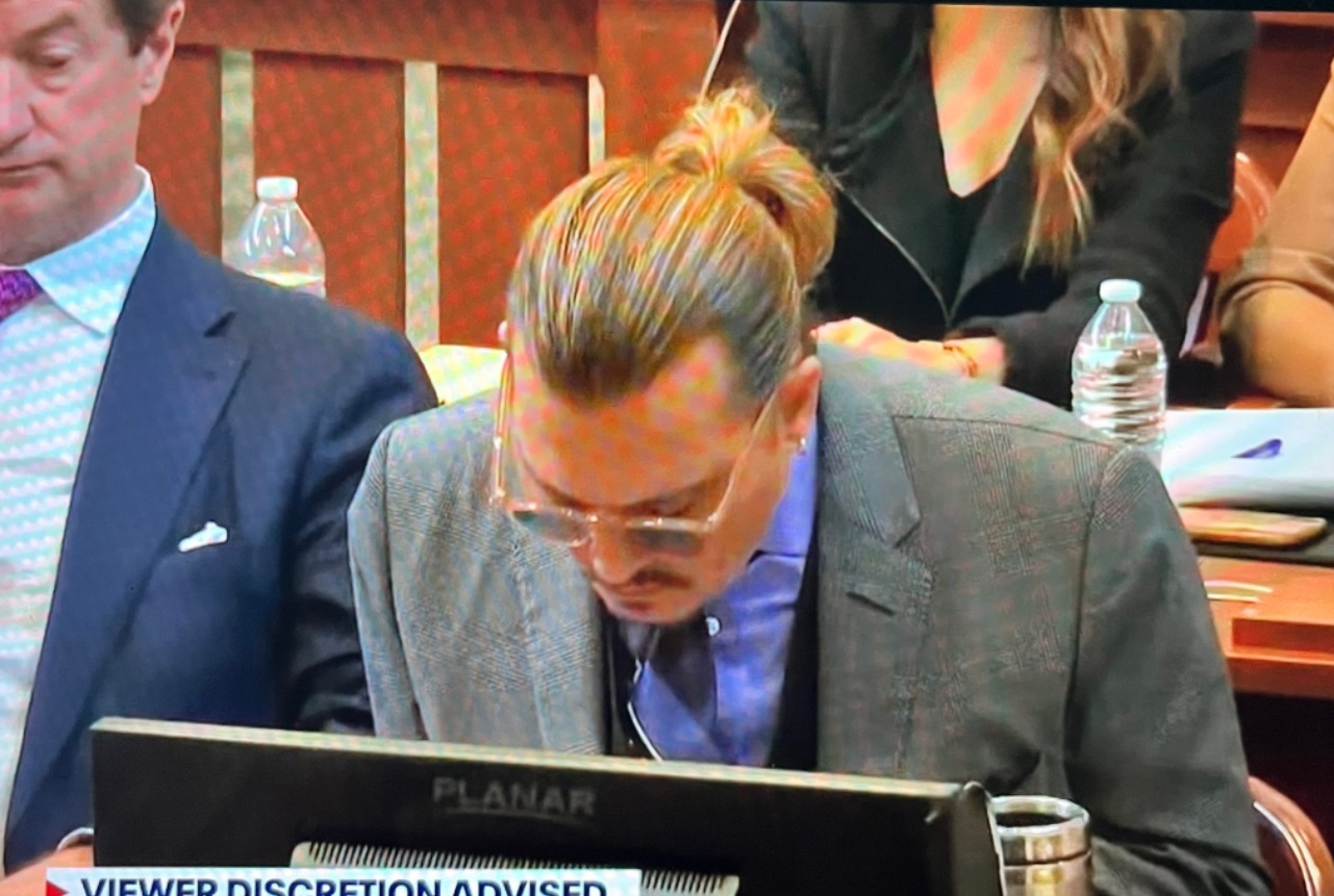 PHOTO Johnny Depp Refusing To Look At Amber Made Her Angry And Johnny's ...