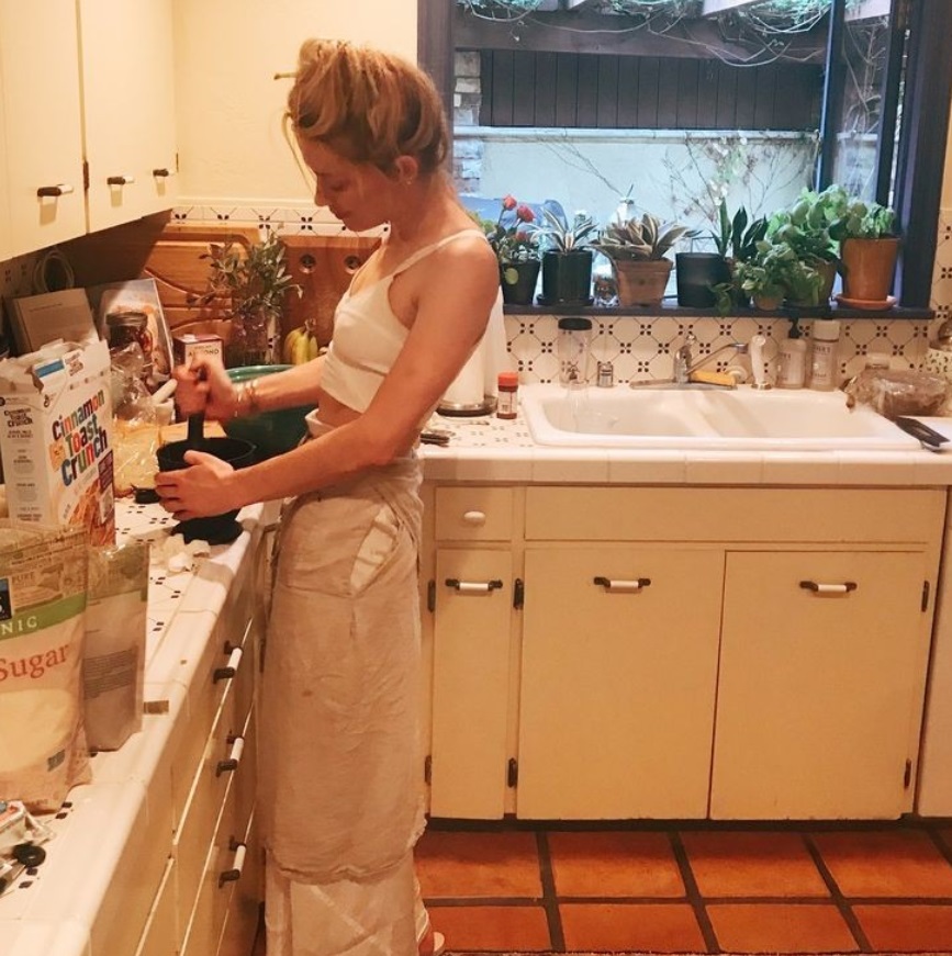 PHOTO Amber Heard Is Pathetic At Cooking And Wants You To Believe She ...