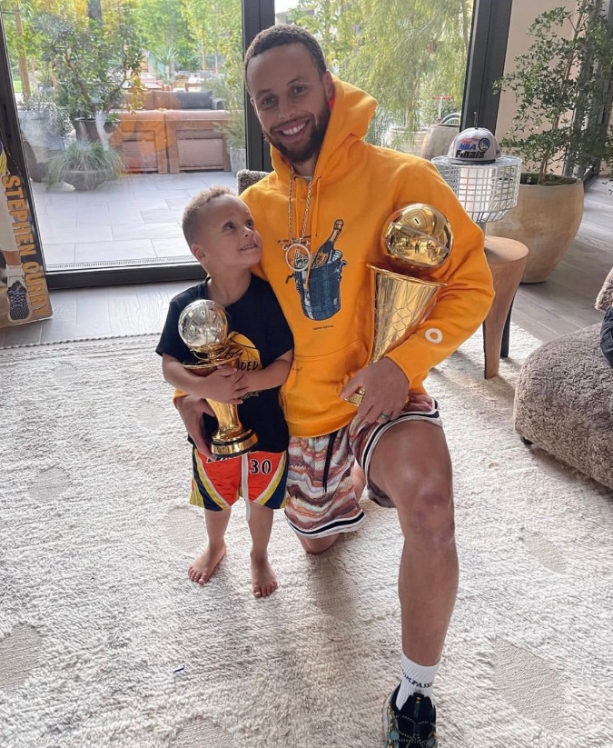PHOTO Steph Curry Let His Young Son Cannon Hold His Finals MVP Trophy ...