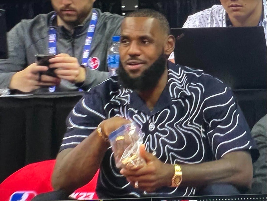 PHOTO Lebron James Brought His Own Snack In A Ziplock Bag To Summer ...