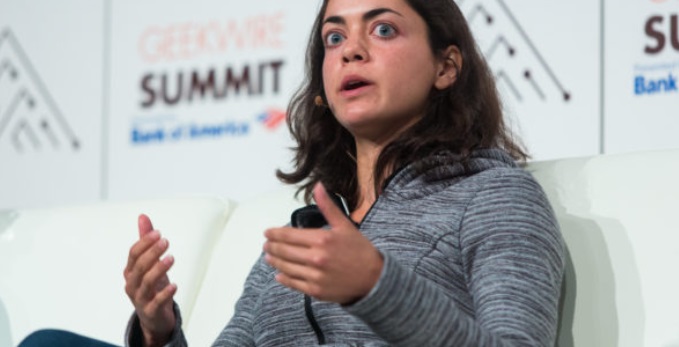 PHOTO Shivon Zilis Has Alien Eyes And Her Blue Eyes Are What Elon Musk ...