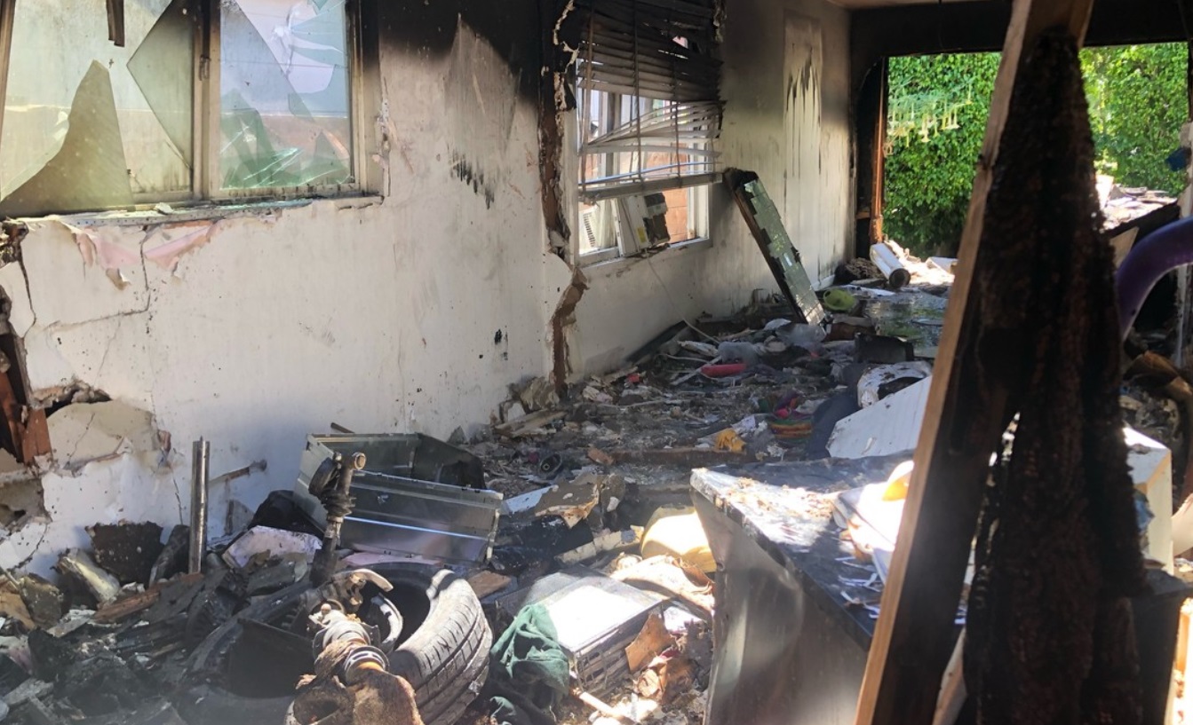 PHOTO Close Up Of House Anne Heche Crashed Into Shows Walls Are In ...