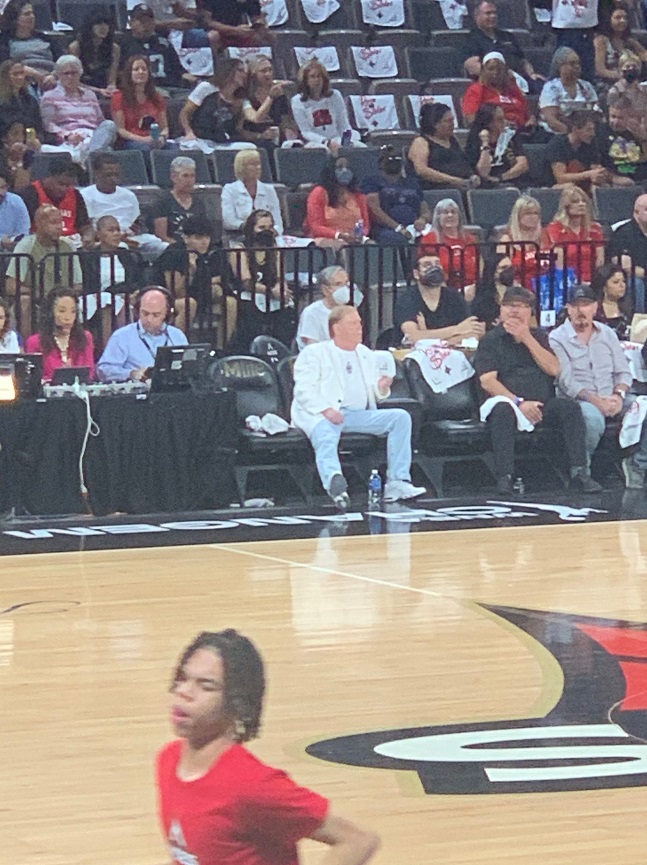 PHOTO Mark Davis Sitting Courtside In Jeans And You'd Never Know He's ...