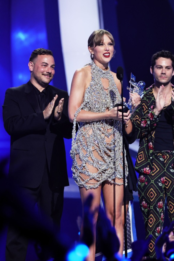 PHOTO Taylor Swift Wearing Short See Through Dress At The VMA's