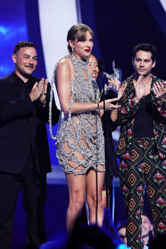 PHOTO Taylor Swift Wearing Short See Through Dress At The VMA's
