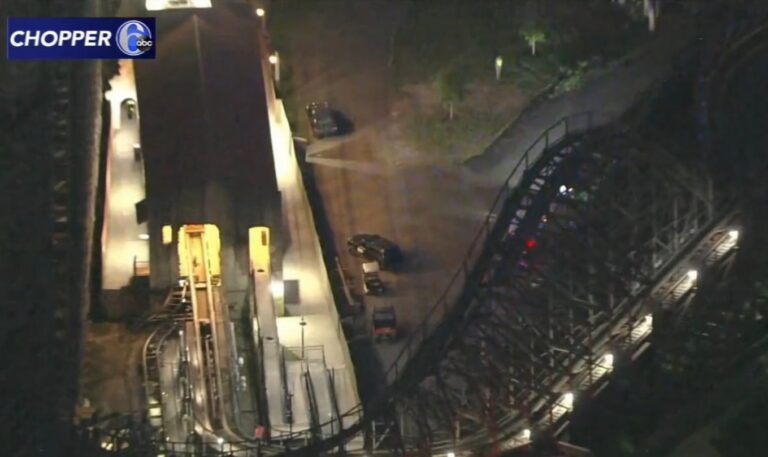 PHOTO Workers At Six Flags Were Looking At The Track Of El Toro Ride ...