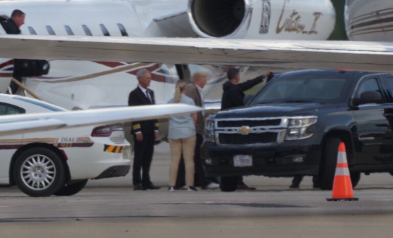 PHOTO Donald Trump Walking Around Dulles Airport Tarmac With White Golf ...