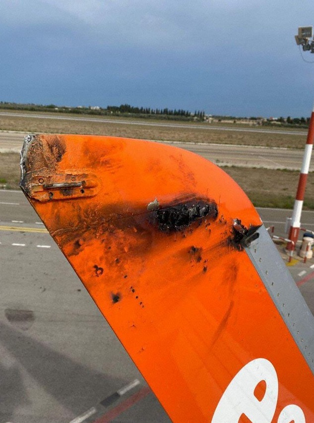 PHOTO Easyjet A320 Damaged From Lightning Strike Landing In Naples On ...