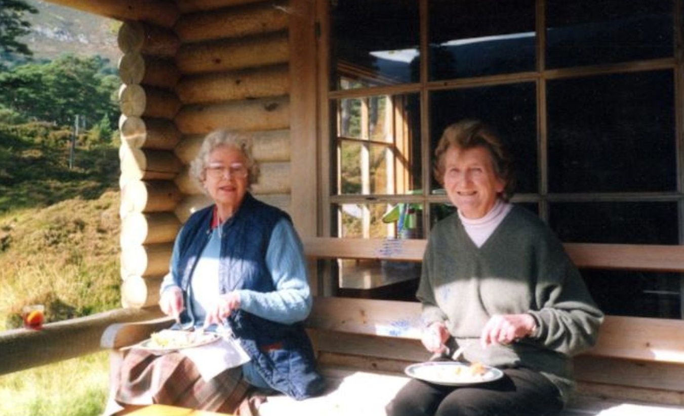 PHOTO Jeffrey Epstein And Ghislaine Maxwell Hanging Out At Queen ...