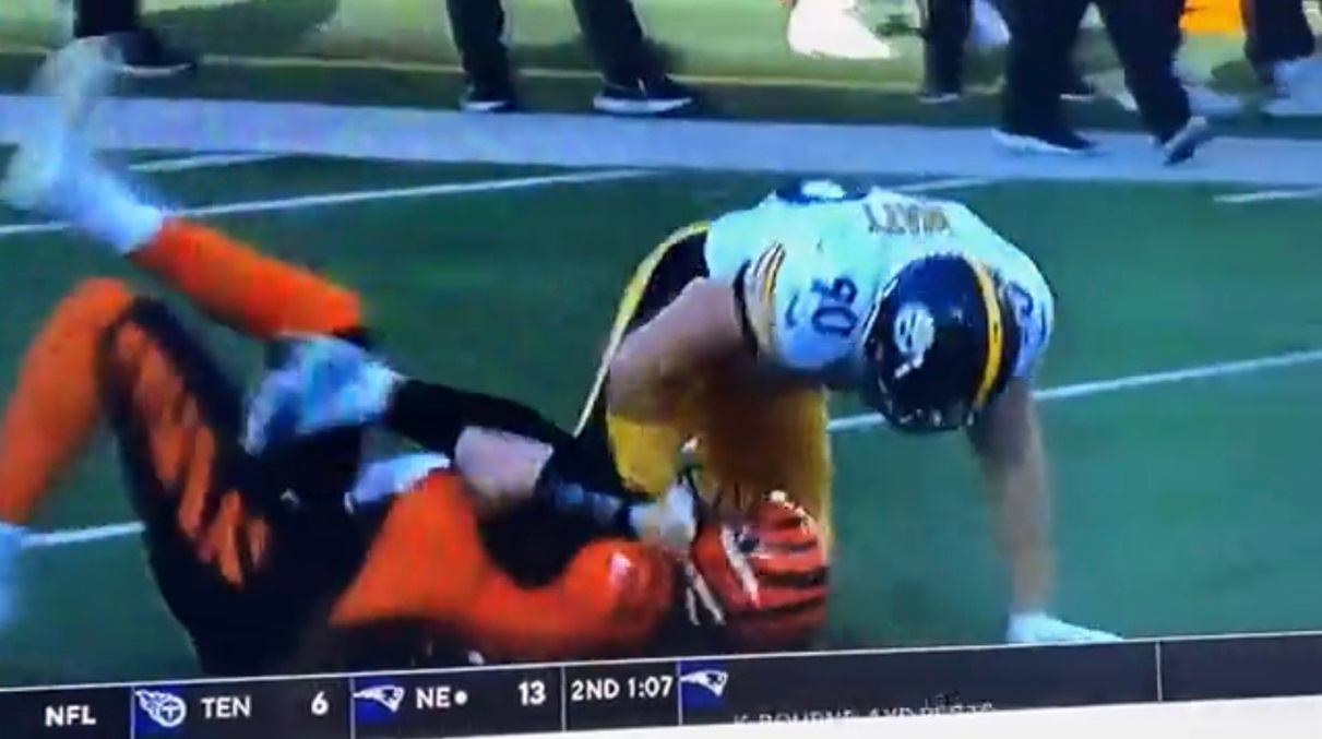 PHOTO TJ Watt Literally Strangling Joe Burrow By The Throat