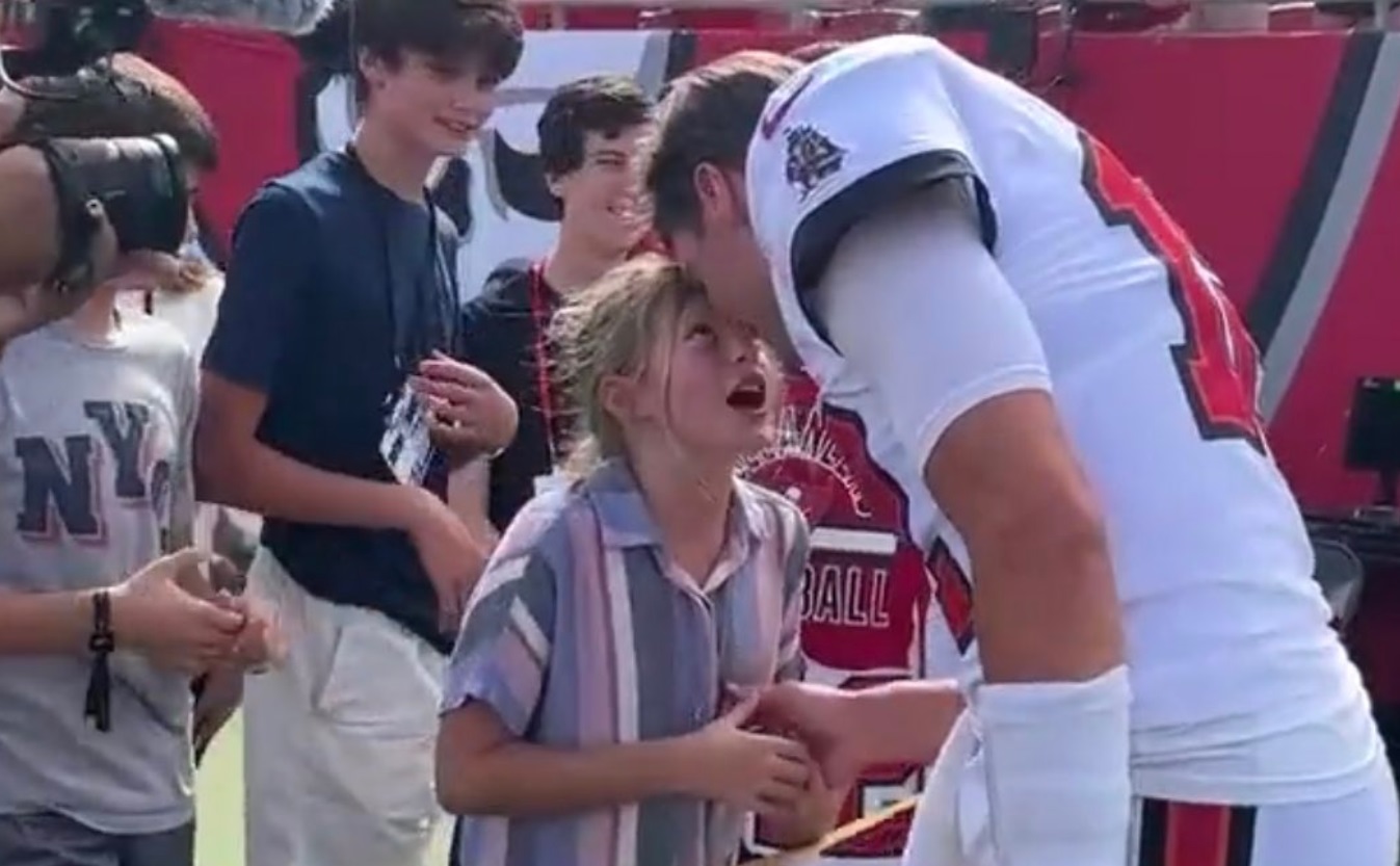 PHOTO Tom Brady's Kids On Buccaneers Sideline Cheering Him On Hugging ...