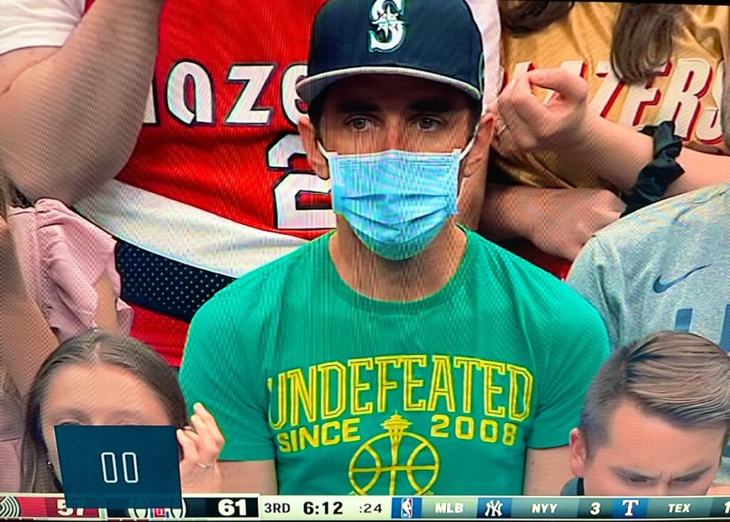 PHOTO Seattle Sonics Fan Wearing Shirt That Says Undefeated Since 2008 ...
