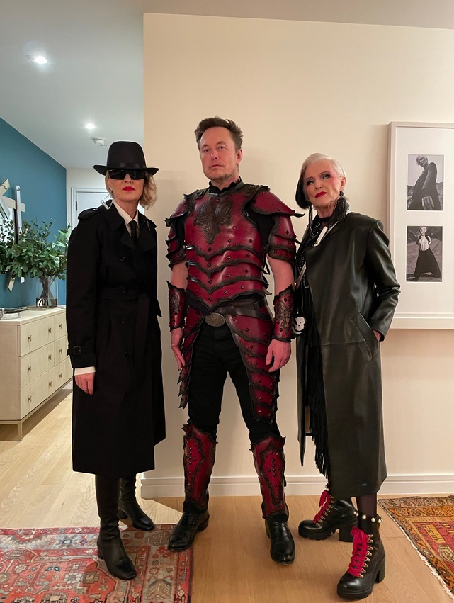 PHOTO Elon Musk Dressed Up As Superman And Went Over To His Mom's House ...