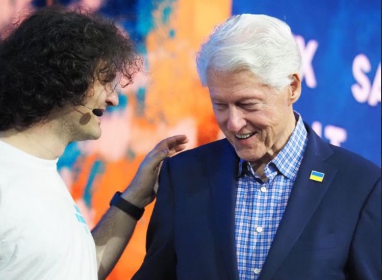 PHOTO Sam Bankman Fried Patting Bill Clinton On The Shoulder