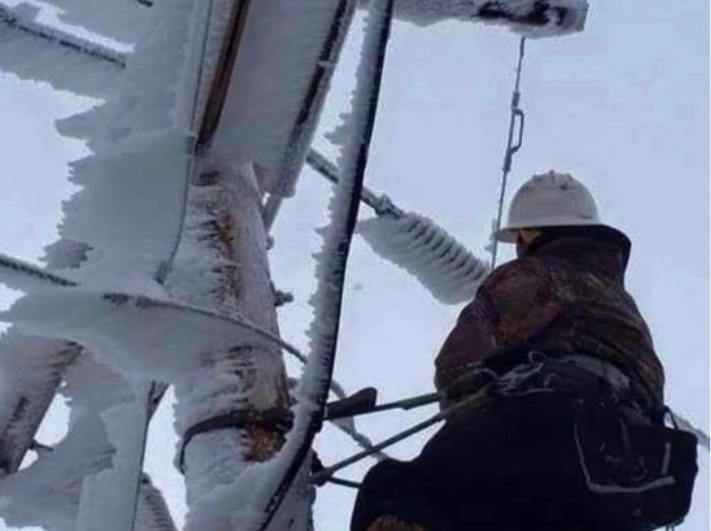 PHOTO Utility Pole Workers Climbing In Frigid Weather To Restore Power ...