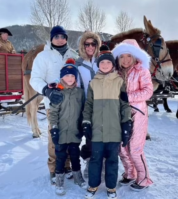 PHOTO Madison Brooks With Her Mom Dad And Brothers