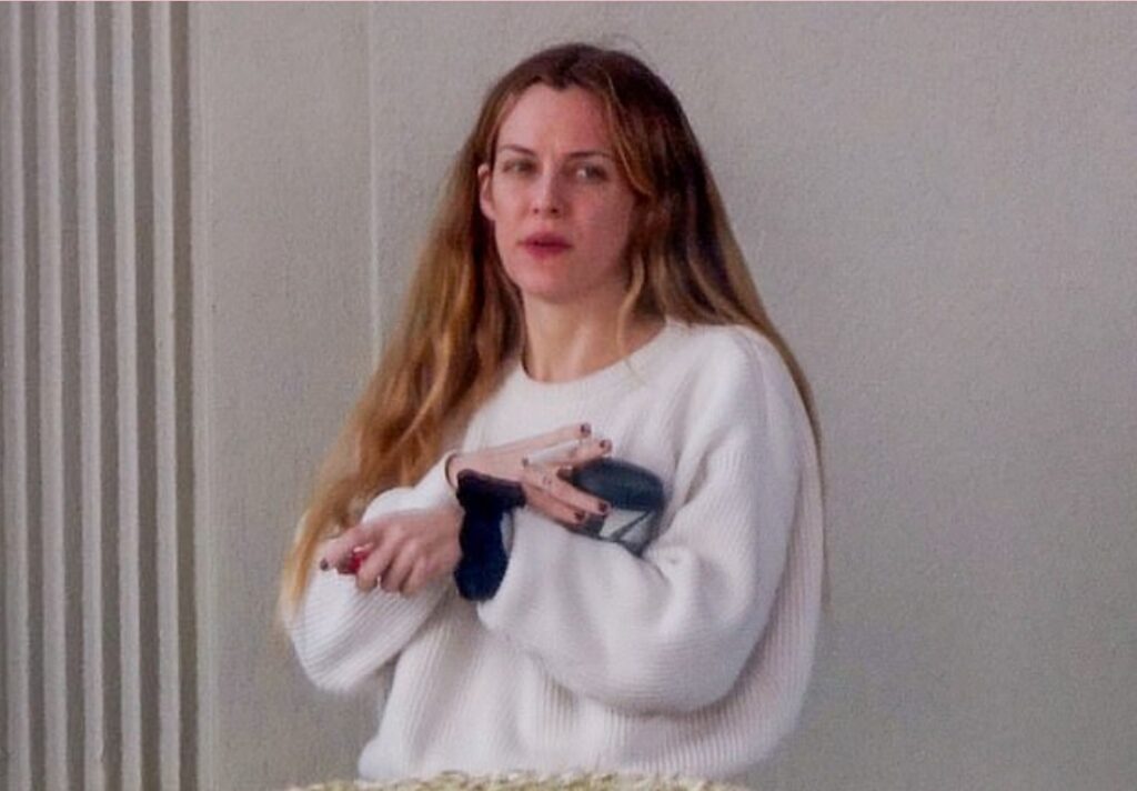 PHOTO Riley Keough Walking Around Memphis Before Lisa Marie Presley's ...