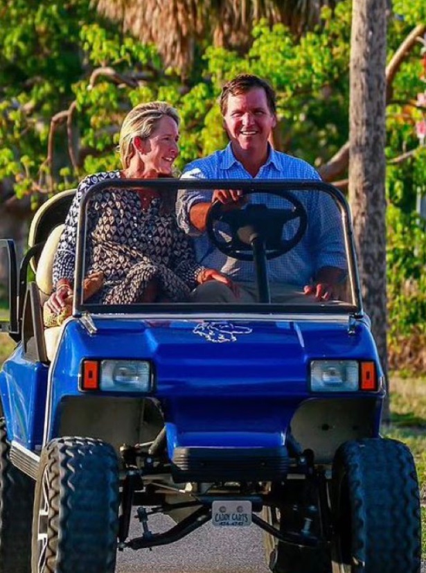 PHOTO Tucker Carlson Smiling With His Wife On Golf Cart Ride Out Of Fox ...