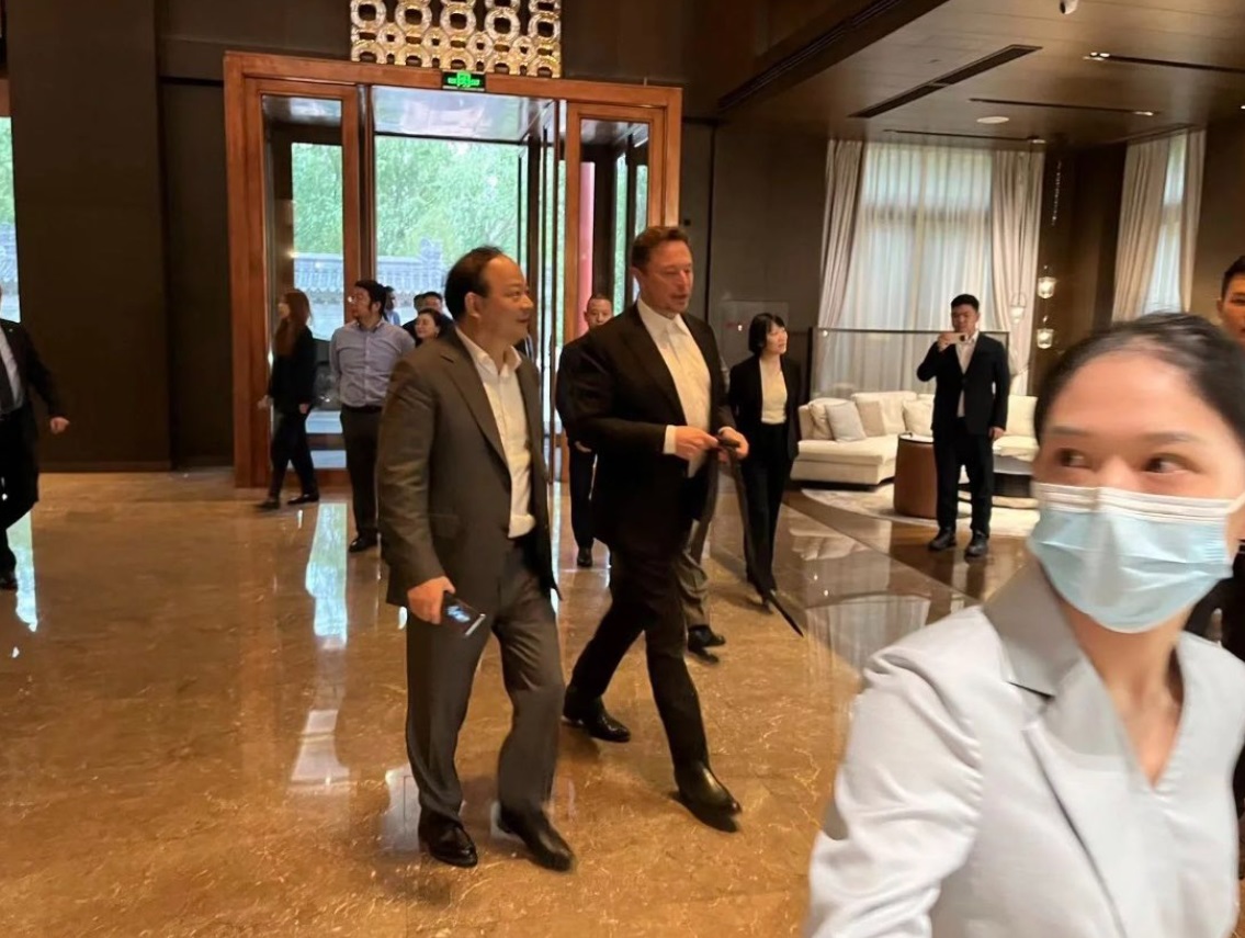 PHOTO Elon Musk Talking To CEO Robin Zeng Yuqun In China