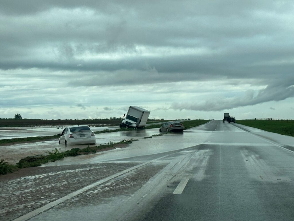 PHOTO Close Up Of Flooding And Disabled Cars Between Tahoka And O ...