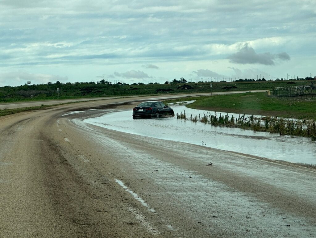 PHOTO Close Up Of Flooding And Disabled Cars Between Tahoka And O ...