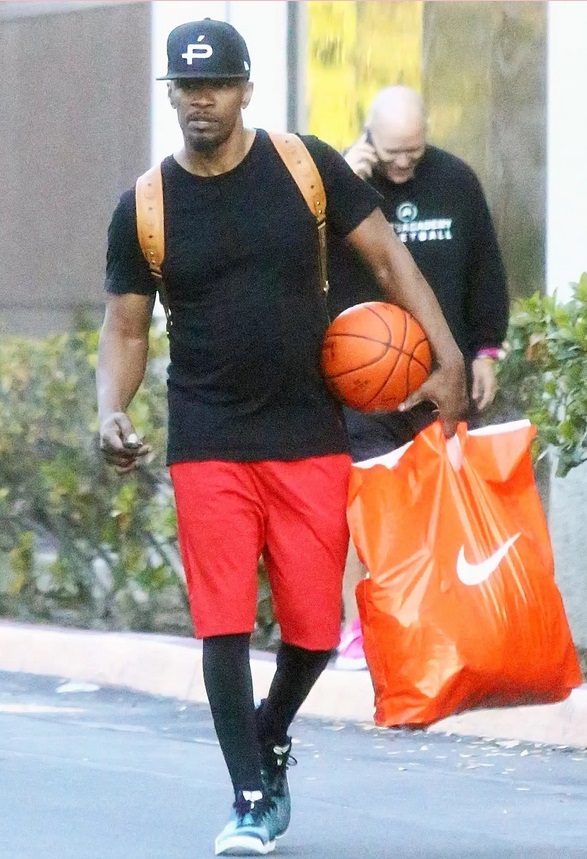 PHOTO Jamie Foxx Out Of The Hospital Carrying Basketball To Go Play ...
