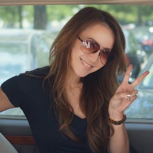 PHOTO Coco Lee Giving Peace Sign While Wearing $150 Sunglasses And ...