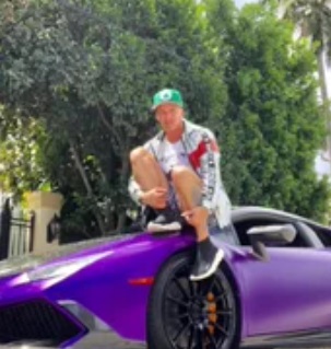 PHOTO Fernando Pérez Algaba Flexing On Top Of His Lambo With A Paper ...