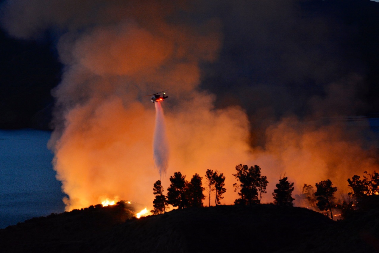 PHOTO Helicopter Dropping Non Stop Water On Dry Fire In Castaic