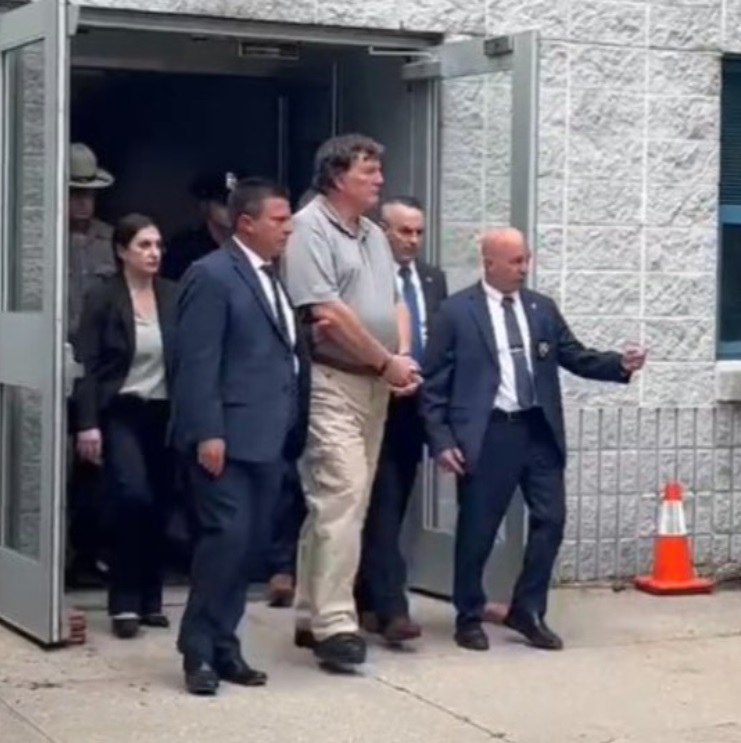 PHOTO Only Law Enforcement Person That Looks Remotely As Big And Tall ...