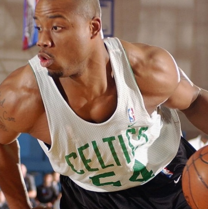 PHOTO Close Up Of Brandon Hunter's Massive Muscles