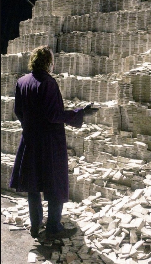 PHOTO Snoop Dogg Looking At How Much Money He Saved By Choosing To Not ...