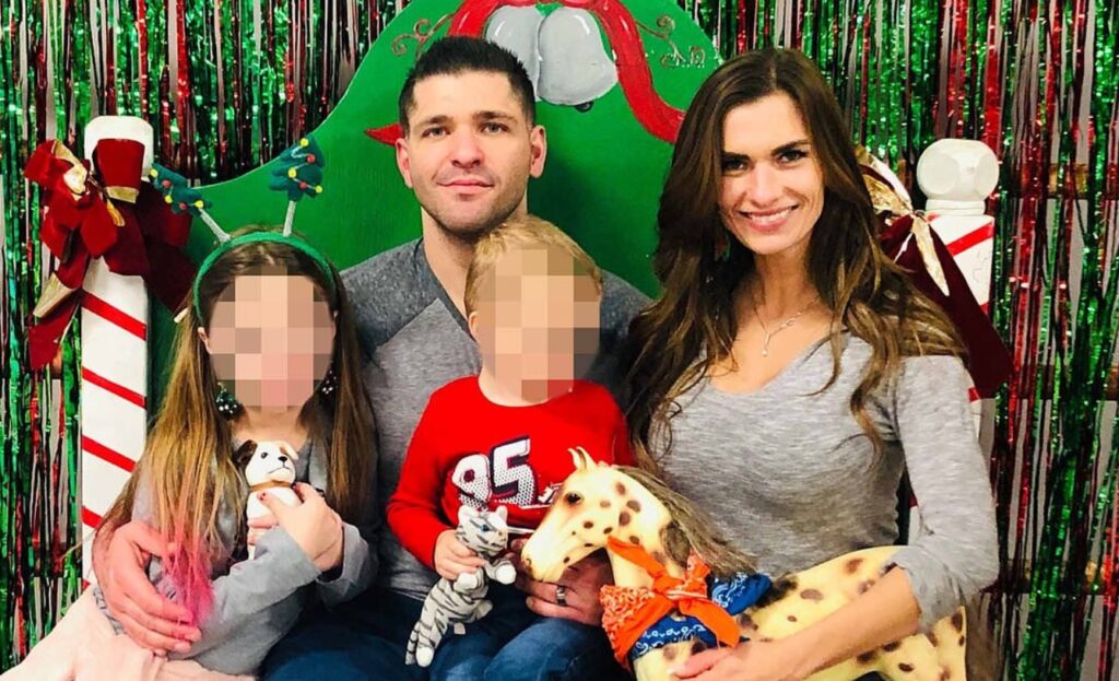 PHOTO Alina Page With Her Two Kids Smiling Ear To Ear