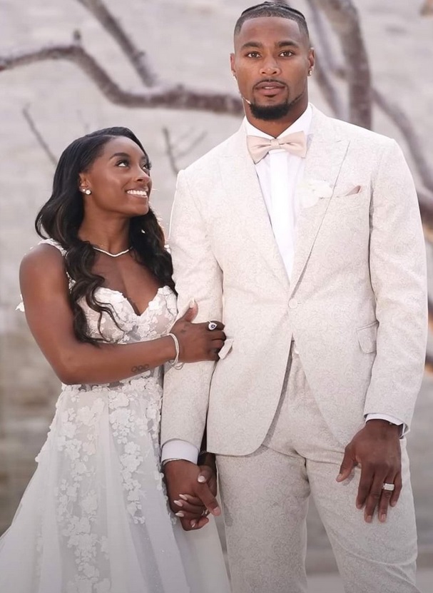 PHOTO Simone Biles Looking At Jonathan Owens Like He's Tom Brady