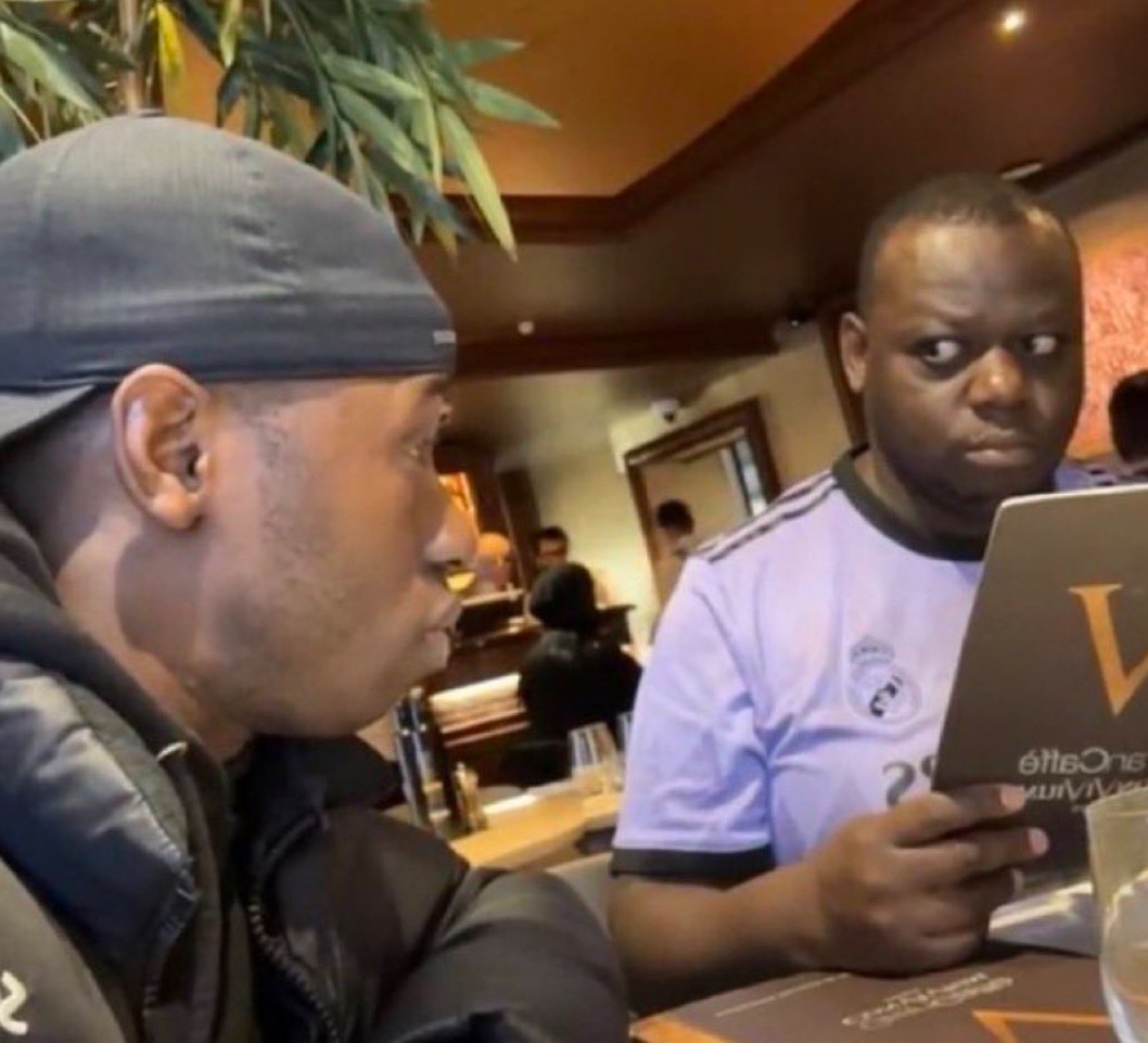 PHOTO Kanye's Look When Drake Tries To Get A Handshake After The Drake ...