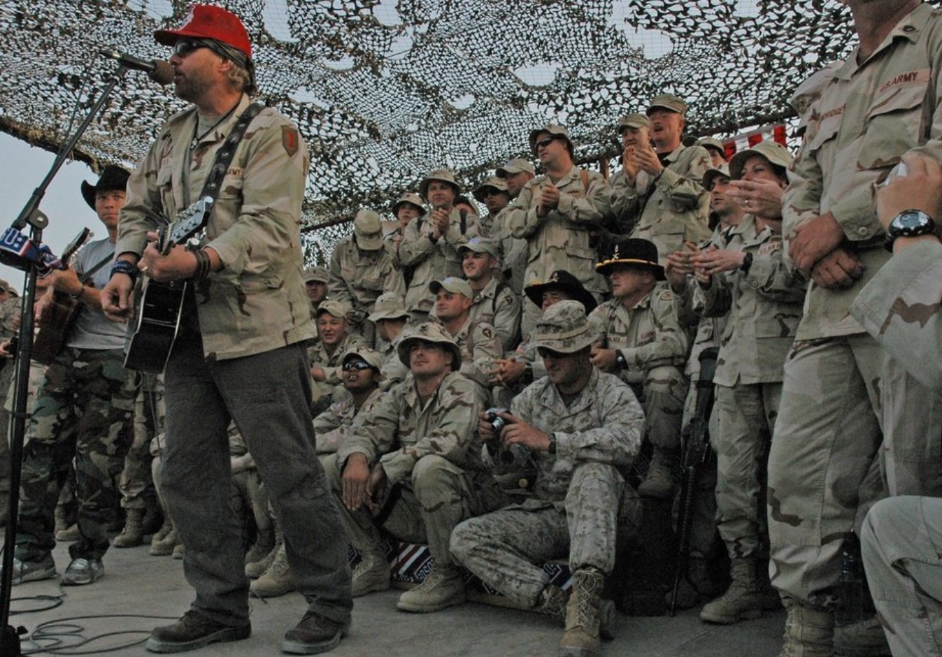 PHOTO Toby Keith Performing For US Marines