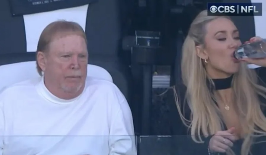 PHOTO Hayden Hopkins Chugging Water Will Make You Thirsty