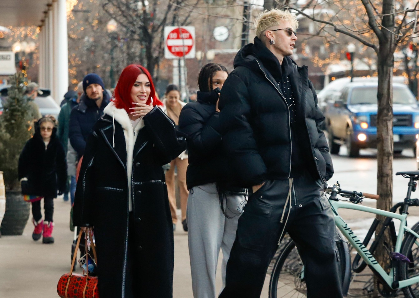 PHOTO Megan Fox Walking Around NYC While Pregnant With Machine Gun ...