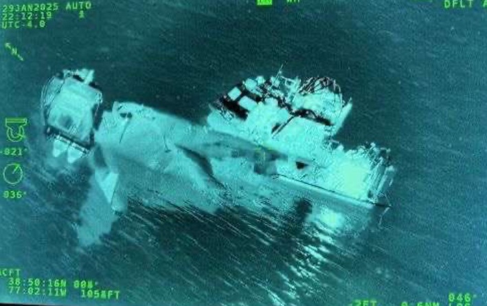 PHOTO Black Hawk Helicopter Is Upside-Down At The Bottom Of The Potomic ...