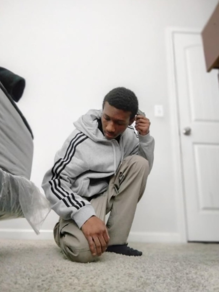 PHOTO Solomon Henderson Pointing Handgun At His Head While On His ...